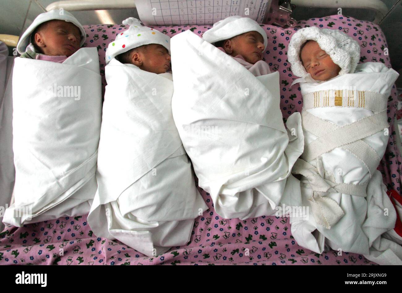 Babys schlafen hi-res stock photography and images - Alamy