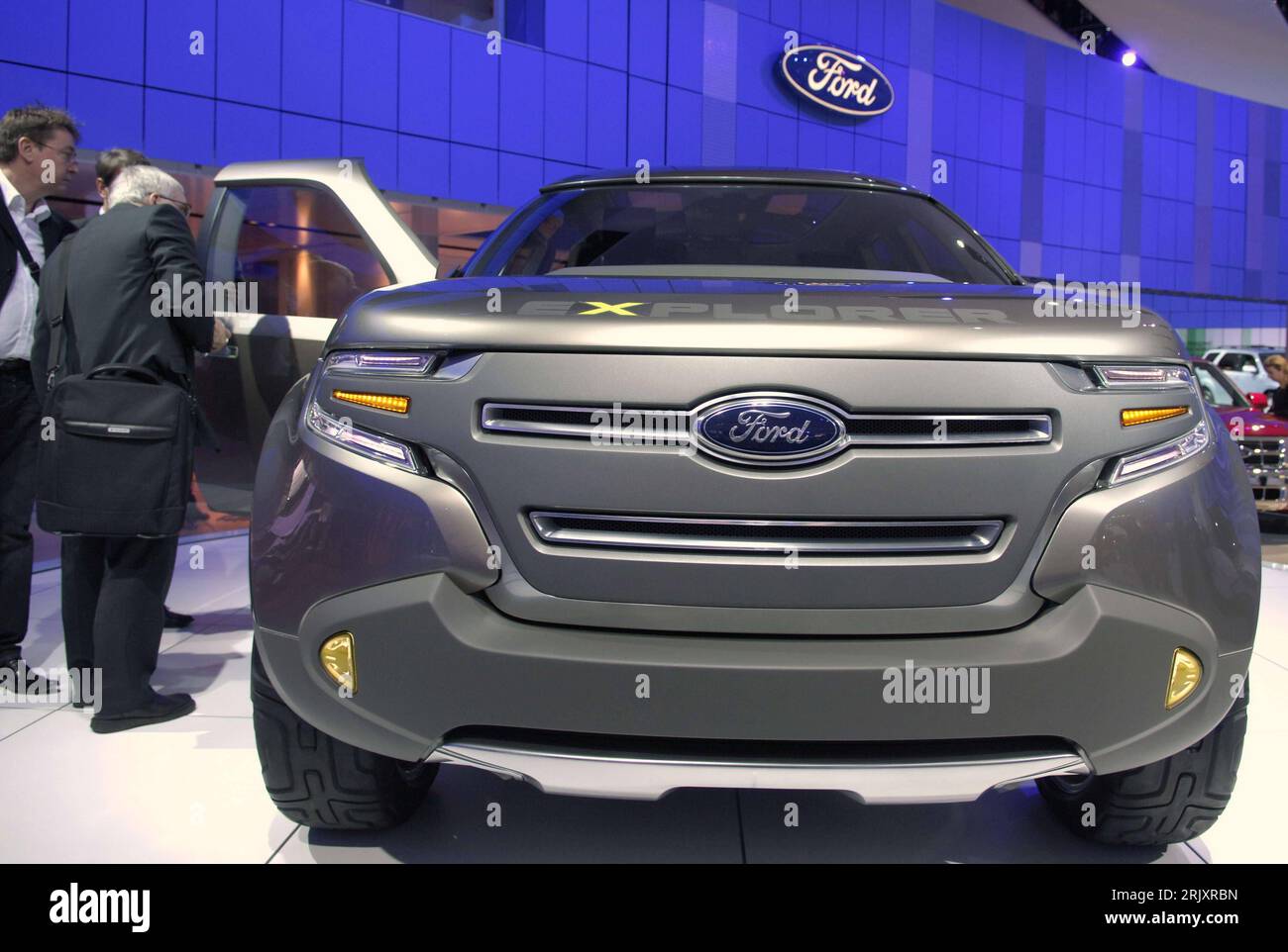 Ford explorer logo hi-res stock photography and images - Alamy