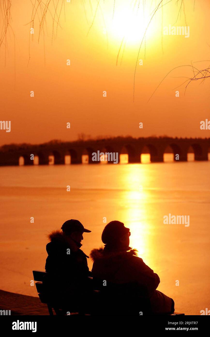 Frauen in der sonne entspannen hi-res stock photography and images - Alamy