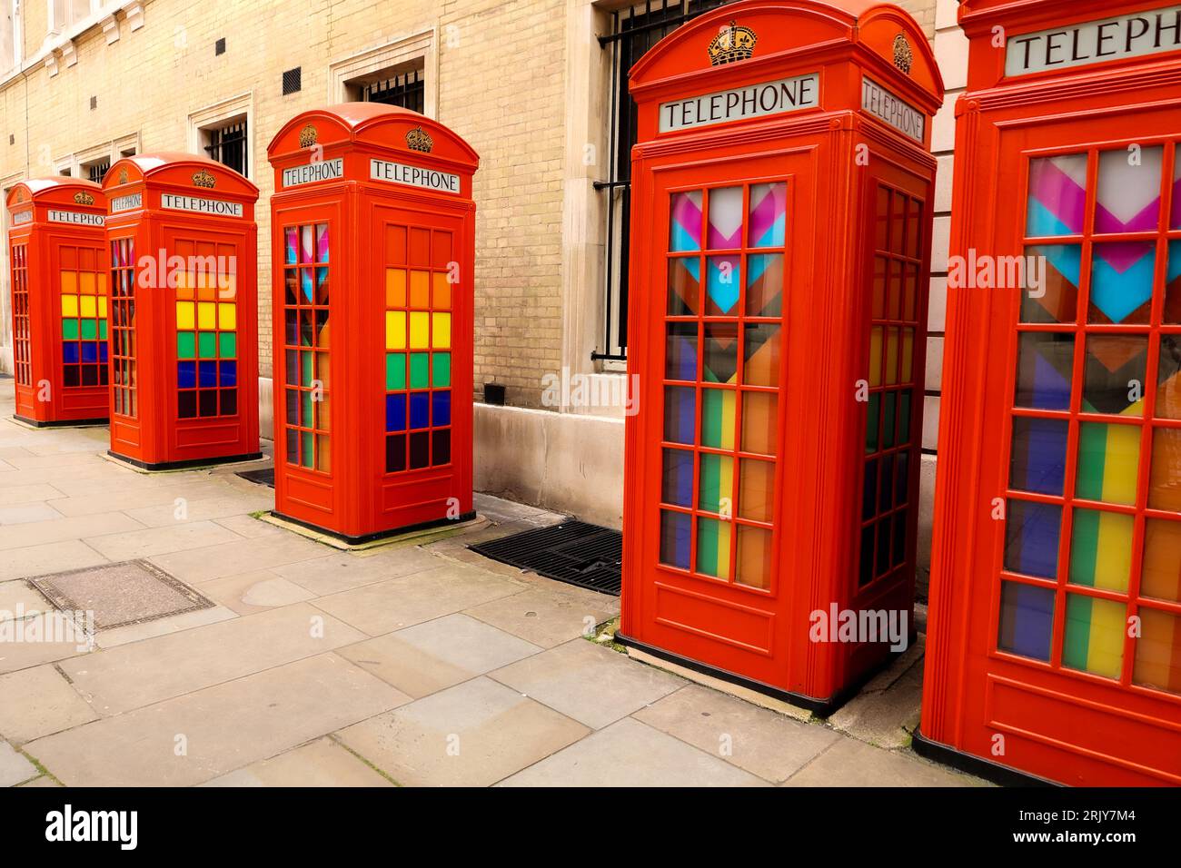Typical english telephone booth hi-res stock photography and images - Alamy