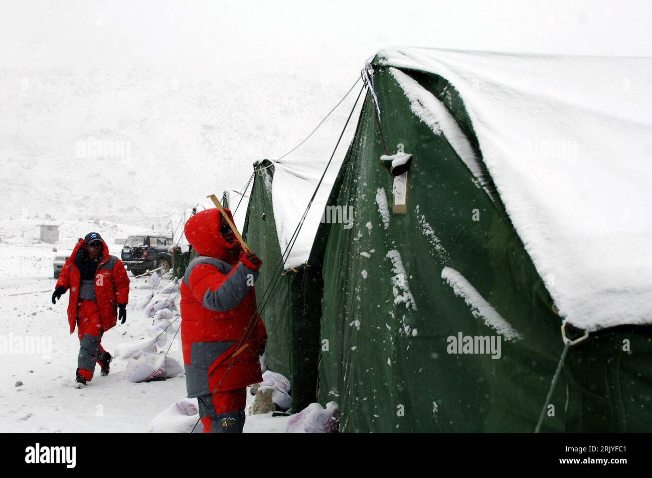 Zelte basislager hi-res stock photography and images - Alamy