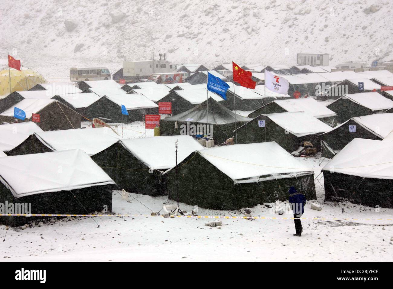 Mount everest basislager hi-res stock photography and images - Alamy