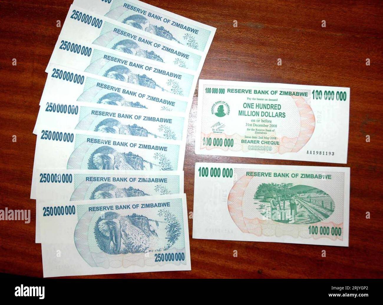 Zimbabwe dollar banknotes hi-res stock photography and images - Alamy