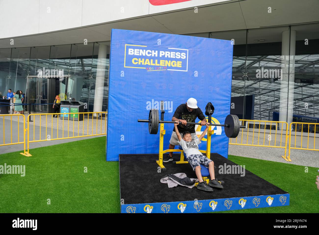 Bench press hi-res stock photography and images - Alamy