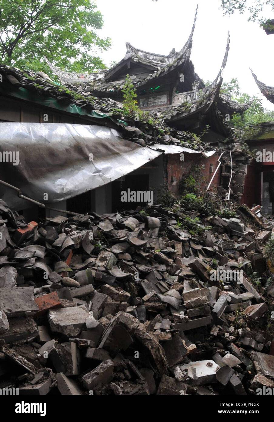 Earthquake sichuan china building hi-res stock photography and images ...