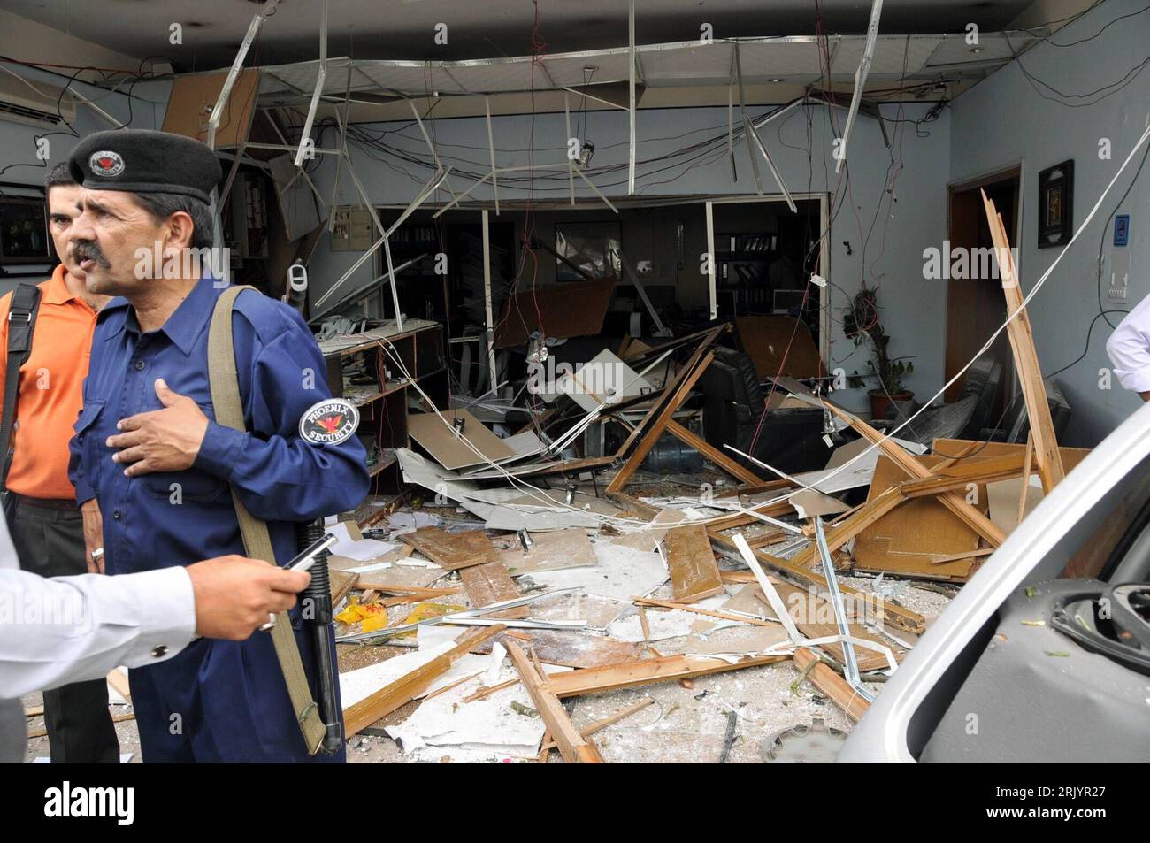 Pakistan damage people building hi-res stock photography and images - Alamy