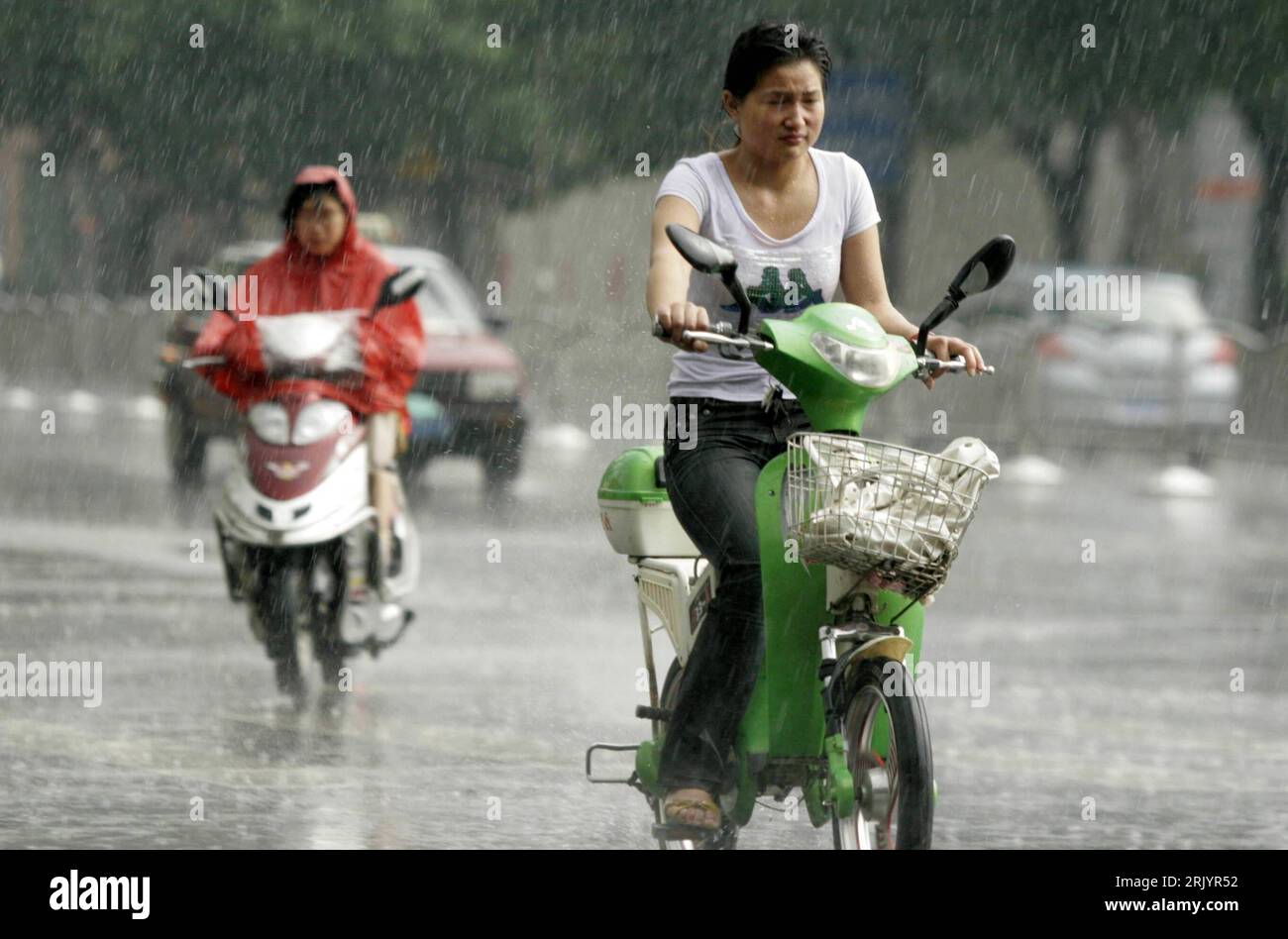 Moped im regen hi-res stock photography and images - Alamy