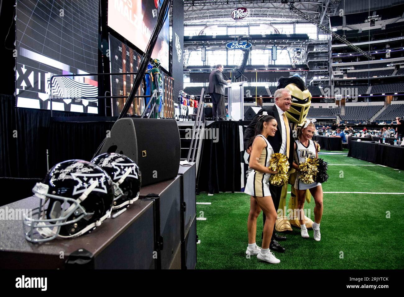 UCF head football coach Gus Malzahn poses for a photo with the mascot ...