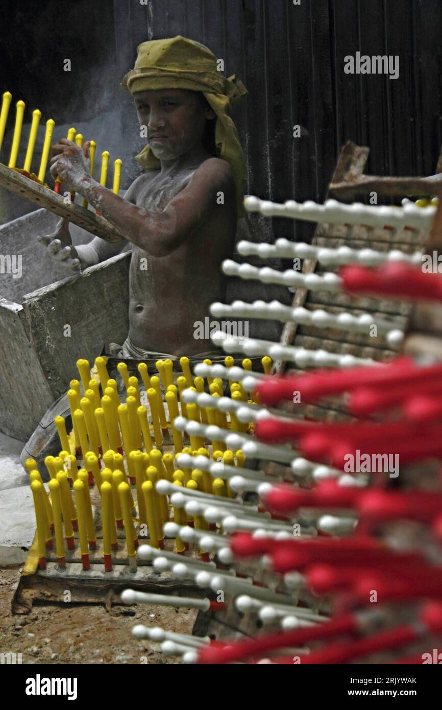 Child balloon factory bangladesh hi-res stock photography and images ...