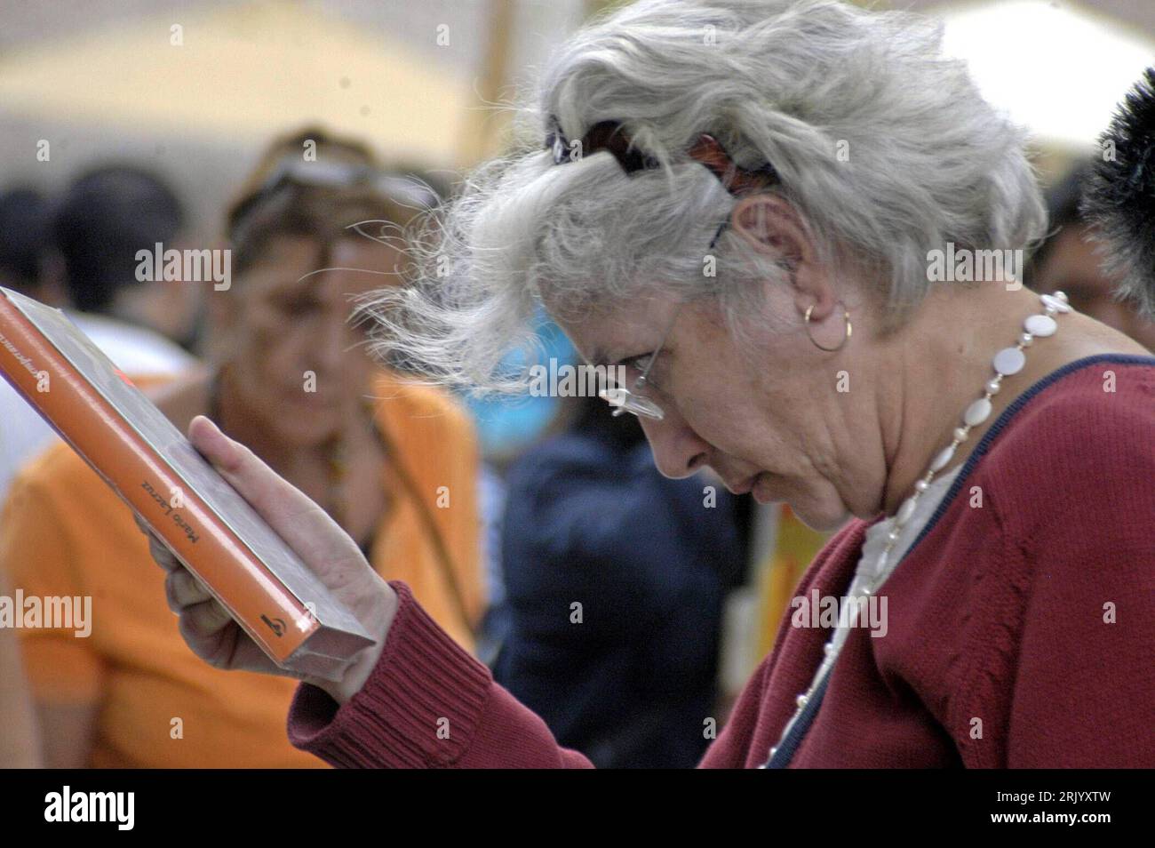 Altere dame hi-res stock photography and images - Alamy