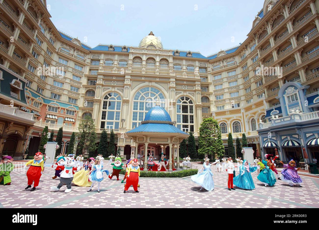 Tokio disneyland hotel hi-res stock photography and images - Alamy