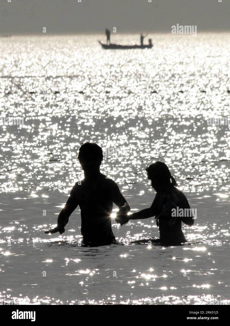 Vertical shot lovers beach hi-res stock photography and images - Alamy