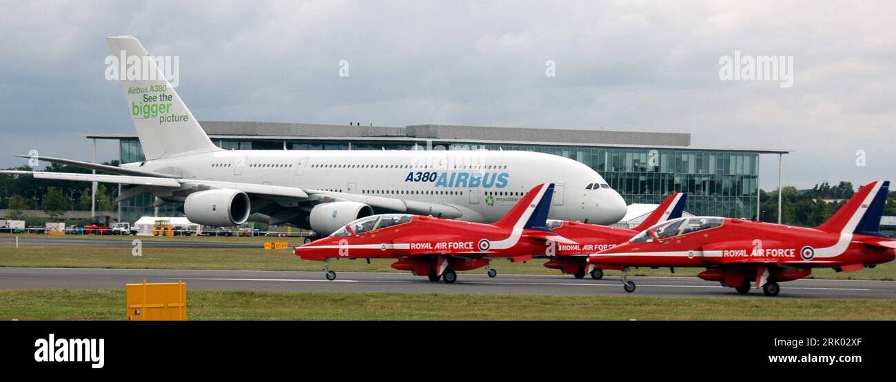 Red arrows with a380 hi-res stock photography and images - Alamy