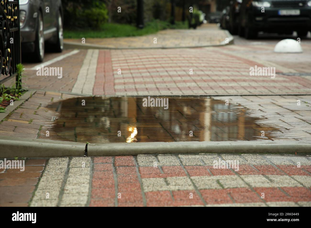Car pedestrian puddle hi-res stock photography and images - Alamy