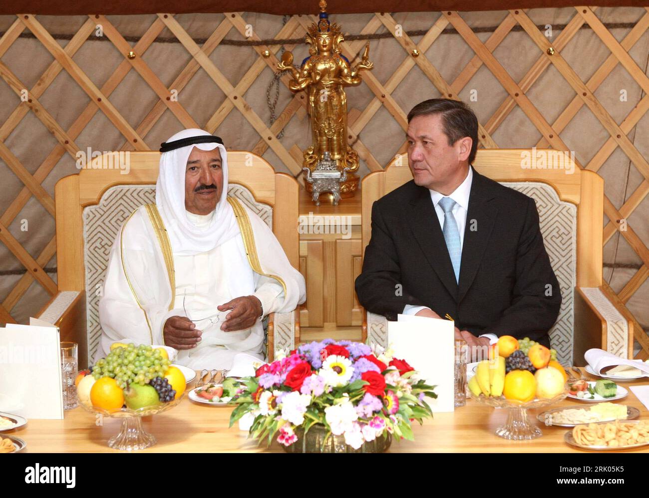 Präsident Nambaryn Enkhbayar (re., Mongolei) und Emir Sheikh Sabah al ...