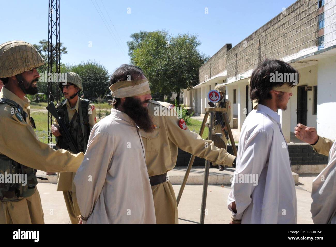 Taliban fighters pakistan hi-res stock photography and images - Alamy