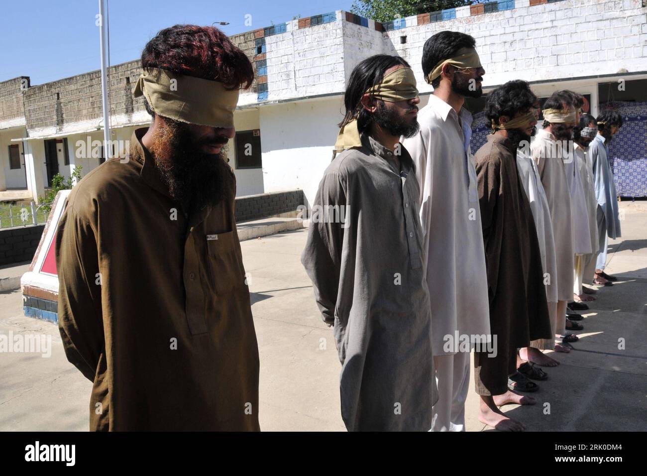 Taliban fighters pakistan hi-res stock photography and images - Alamy
