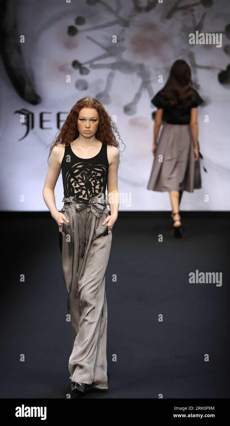 Pariser mode hi-res stock photography and images - Alamy