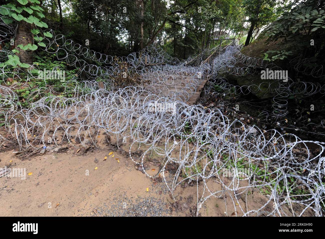 Weg zum tempel hi-res stock photography and images - Alamy