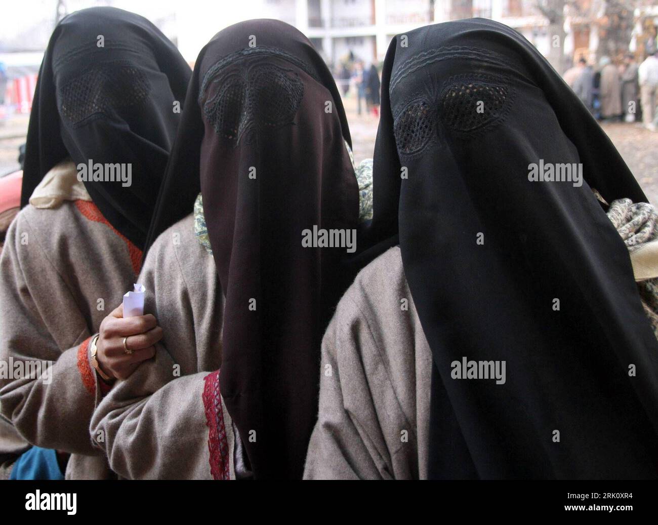 Burqas kashmir hi-res stock photography and images - Alamy