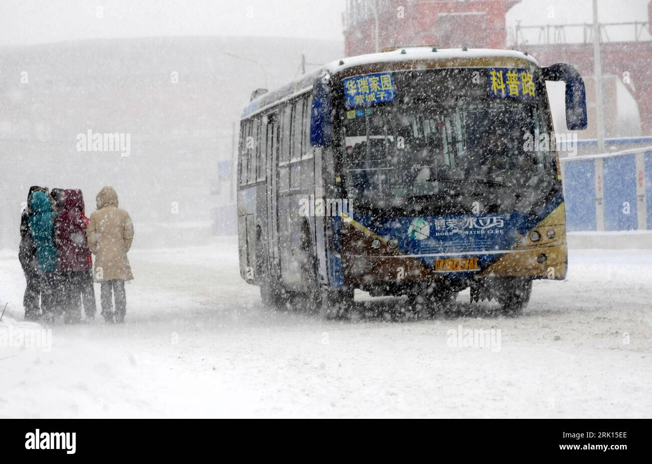 Buses in the snow hi-res stock photography and images - Alamy