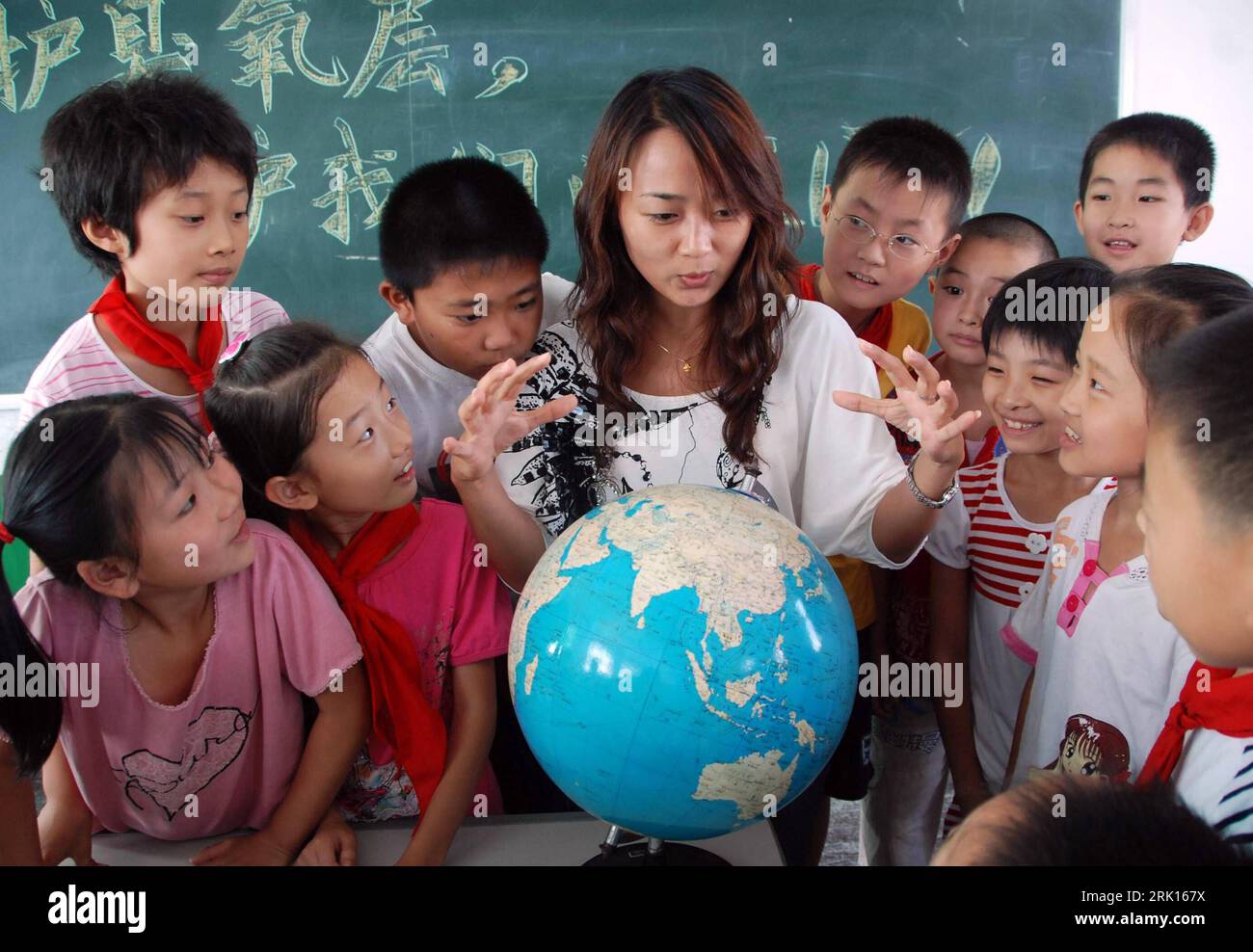 Junge mädchen globus hi-res stock photography and images - Alamy