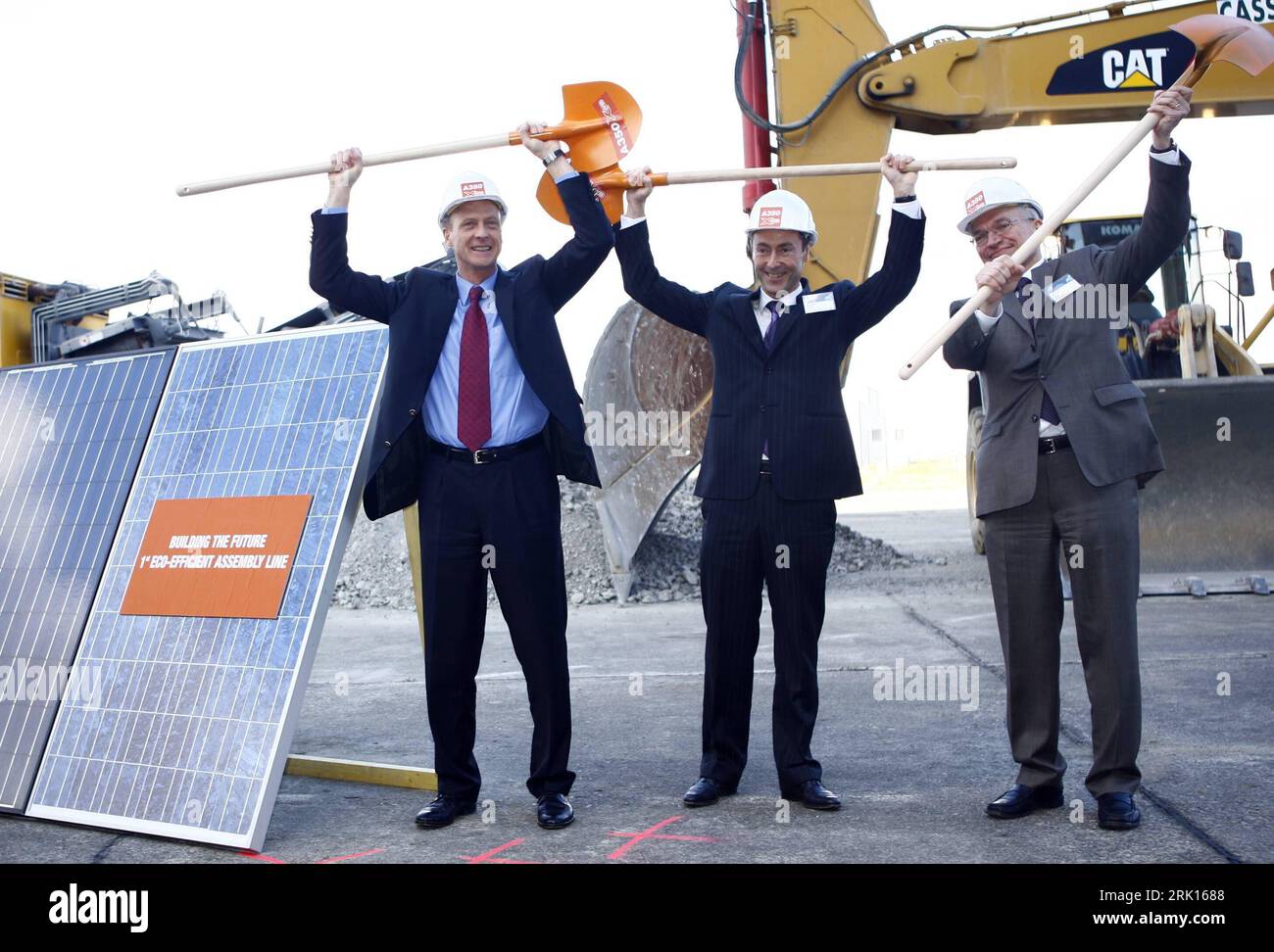 Tom Enders (li., CEO Airbus), Fabrice Breguier (Mitte, COO Airbus) und ...