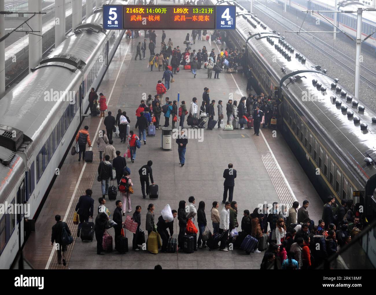 Passagiere auf dem bahnsteig hi-res stock photography and images - Alamy