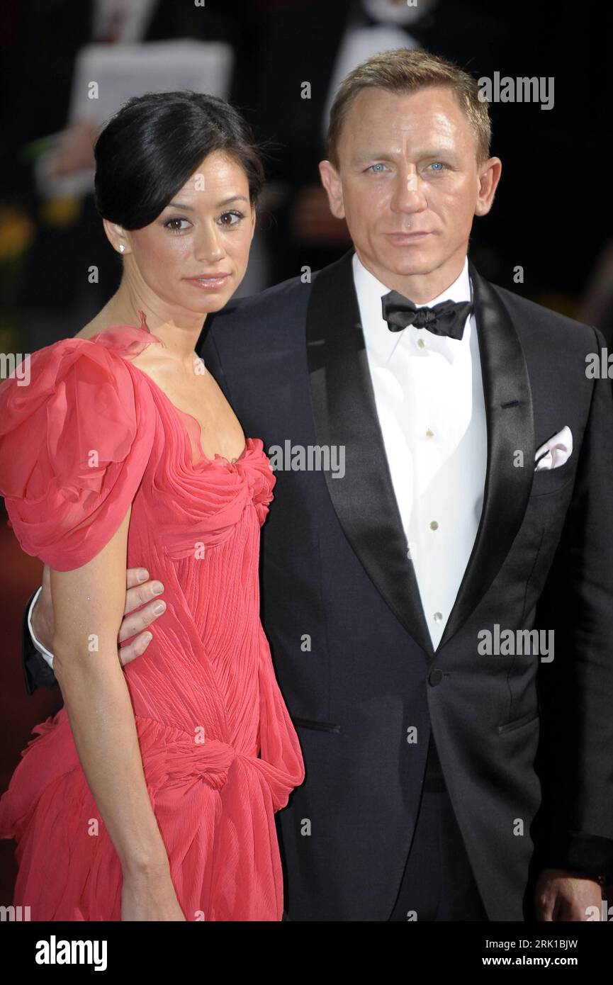 Daniel craig and girlfriend hi-res stock photography and images - Alamy