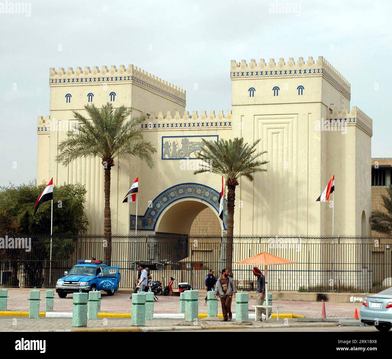 National museum of iraq soldiers hi-res stock photography and images ...