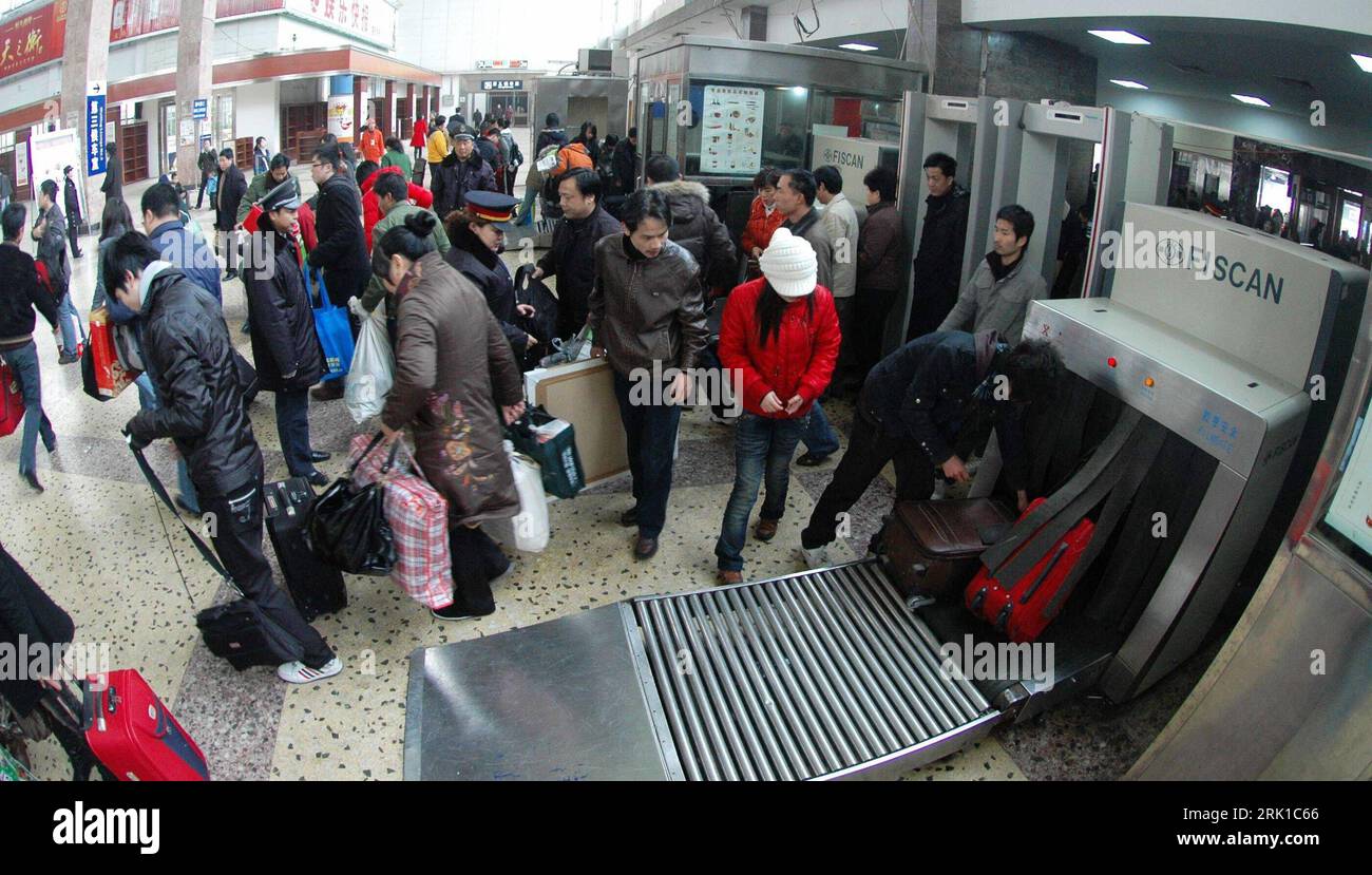 Luggage inspection hi-res stock photography and images - Alamy
