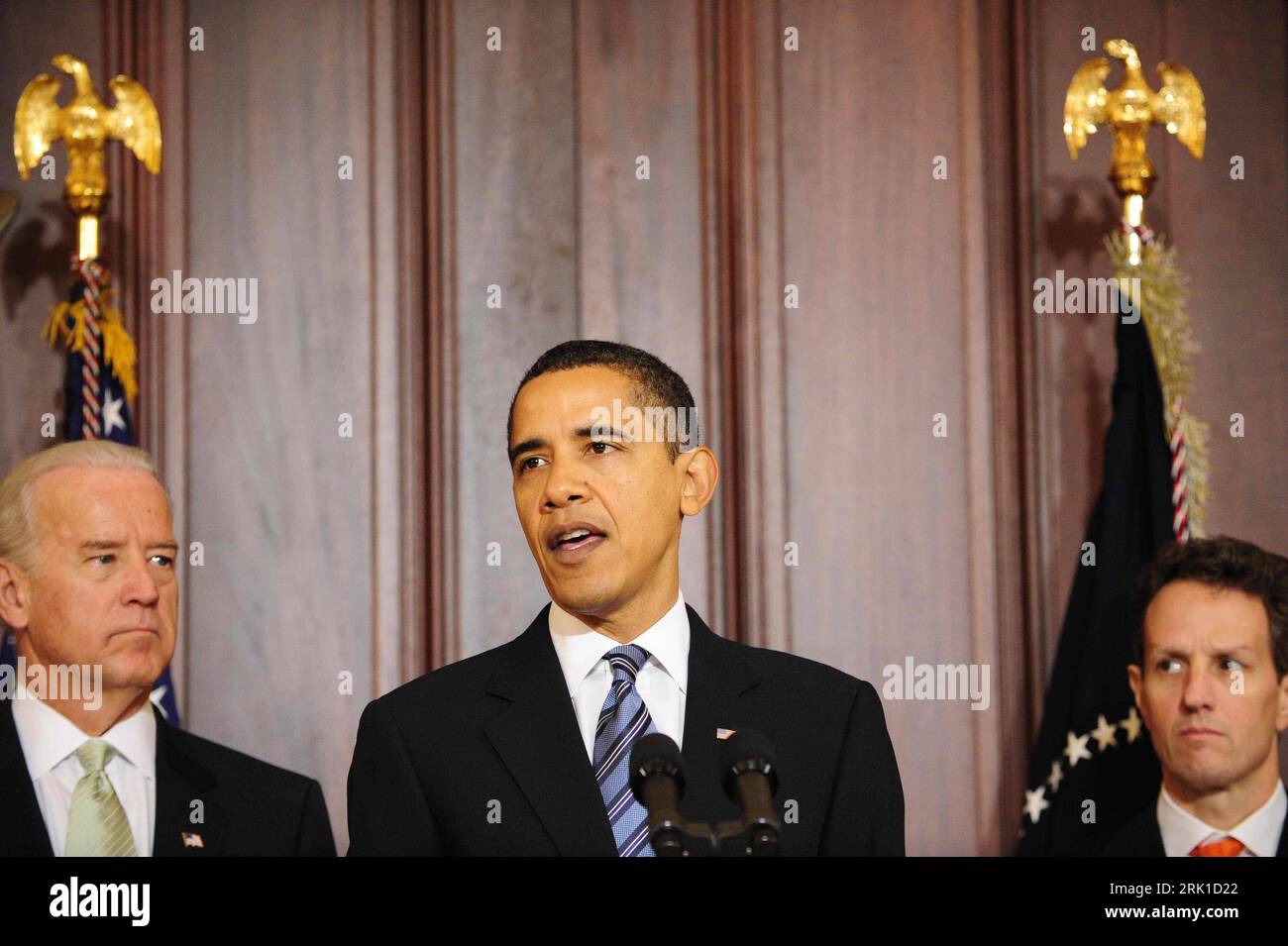 Barack obama and joe biden close hi-res stock photography and images ...
