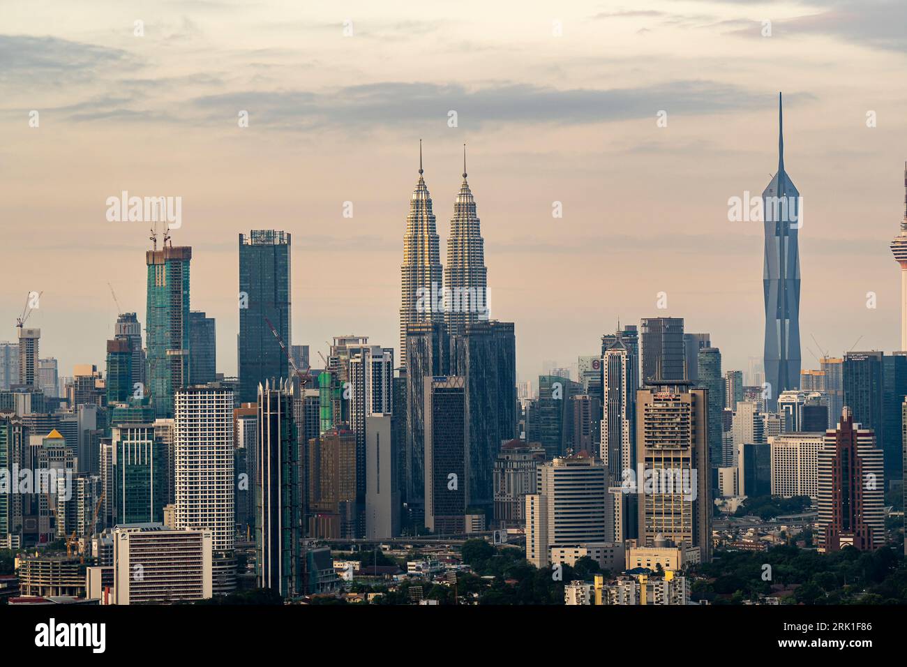 The Petronas Twin Towers are a pair of 88-storey supertall skyscrapers ...