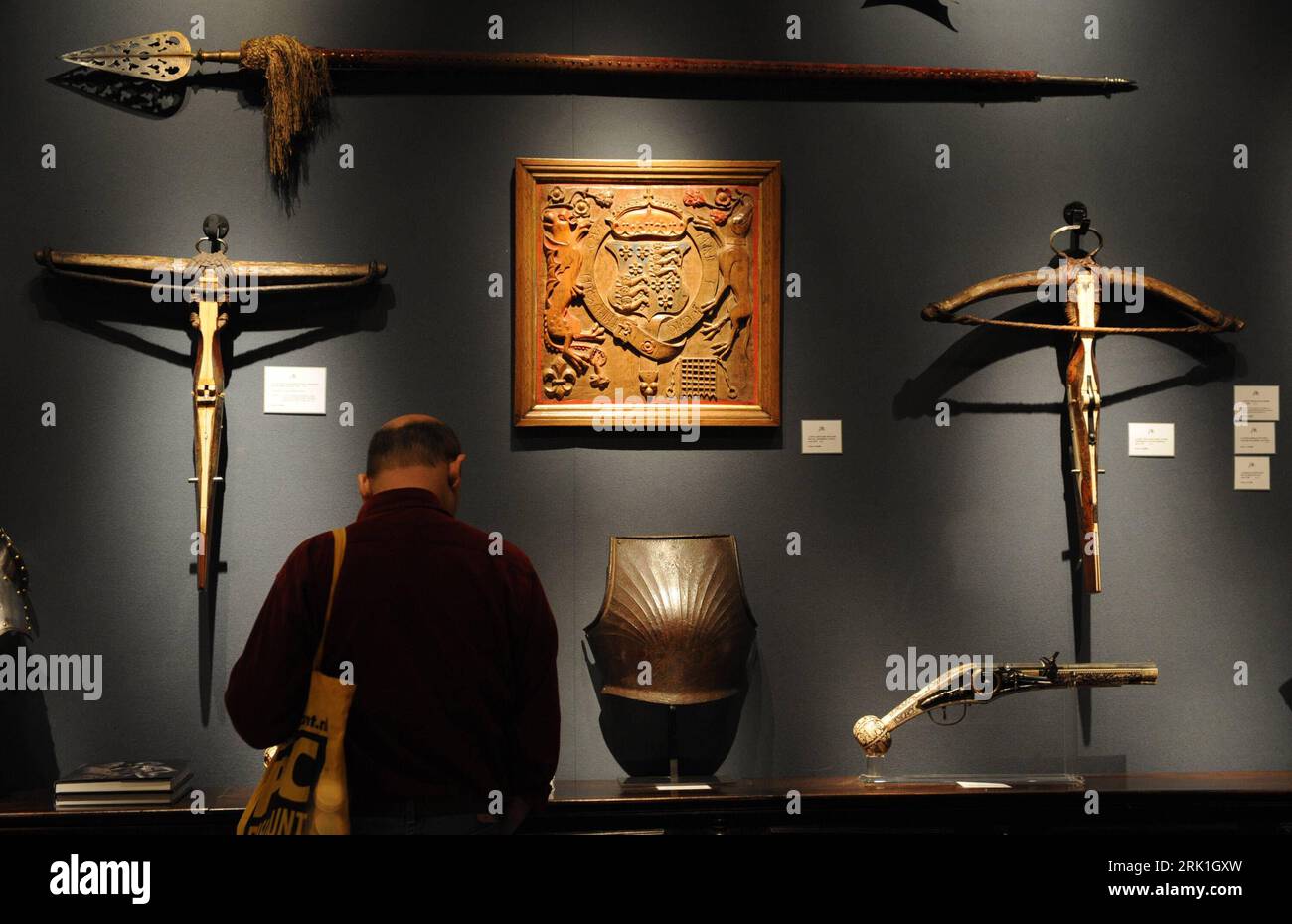 Antiquitäten waffen hi-res stock photography and images - Alamy