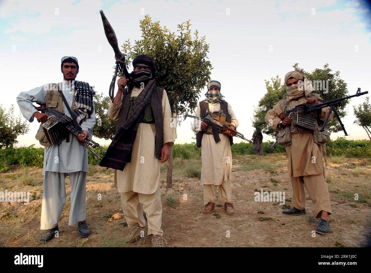Taliban mit waffen hi-res stock photography and images - Alamy