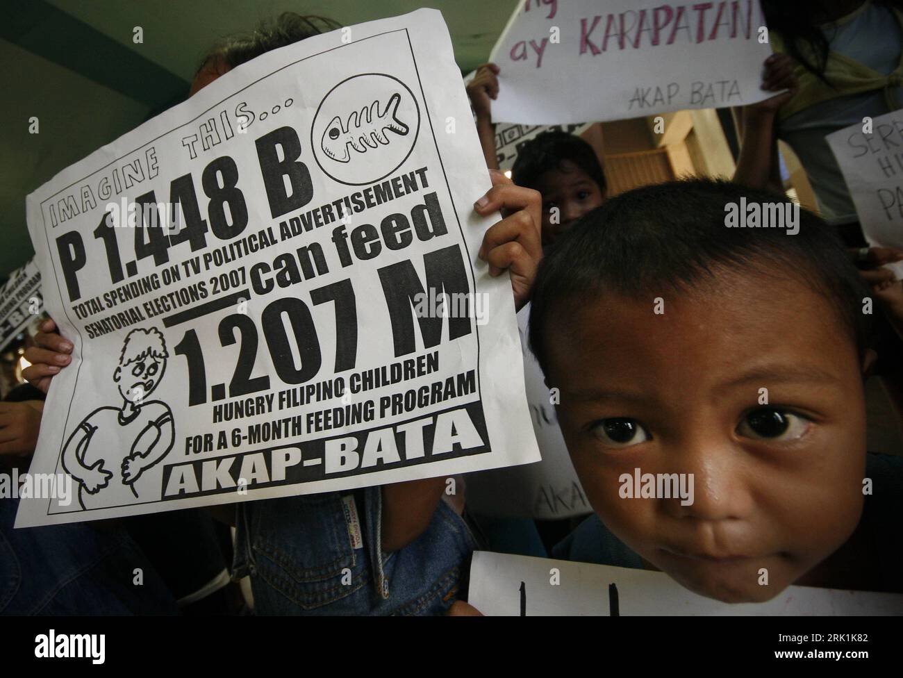 Philippines slum children hi-res stock photography and images - Alamy