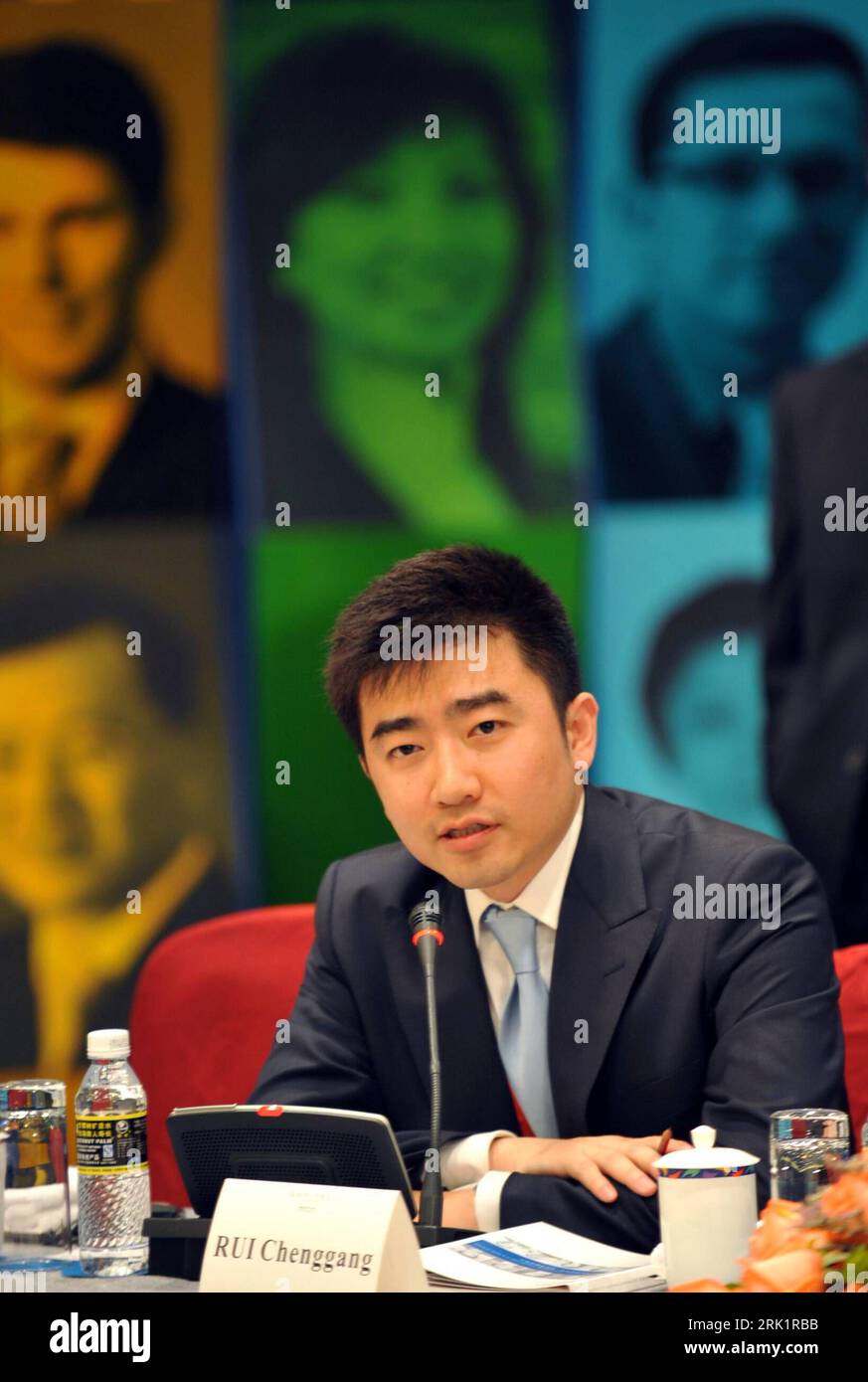 Tv vertical hi-res stock photography and images - Alamy