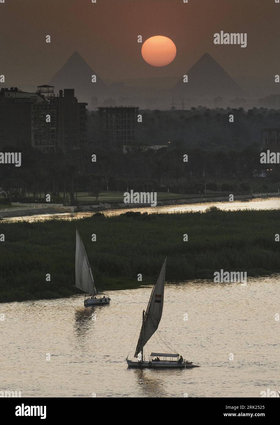 Fluss nil boot hi-res stock photography and images - Alamy