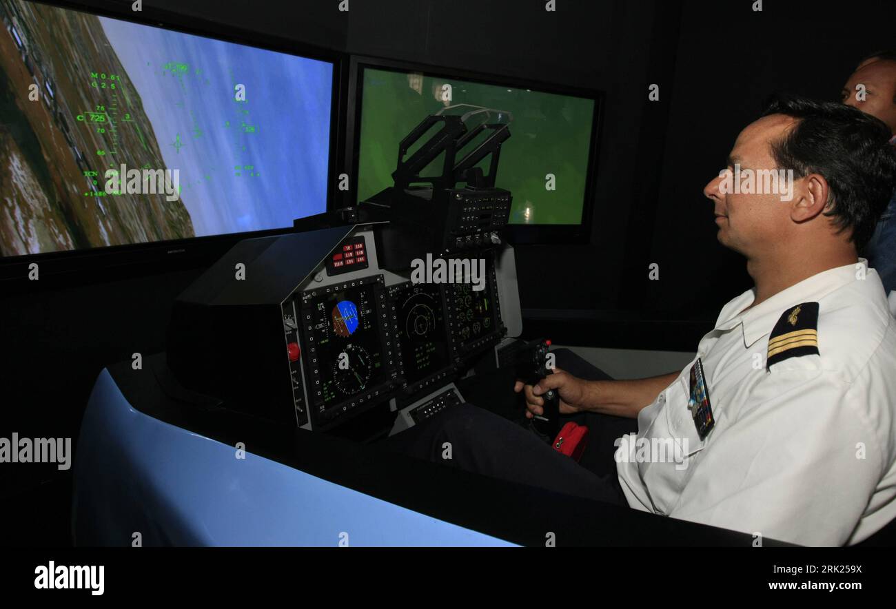 Falcon flight simulator hi-res stock photography and images - Alamy