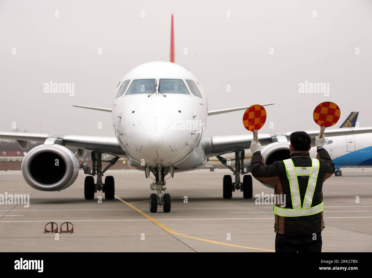 Airport ground crew signal hi-res stock photography and images - Alamy