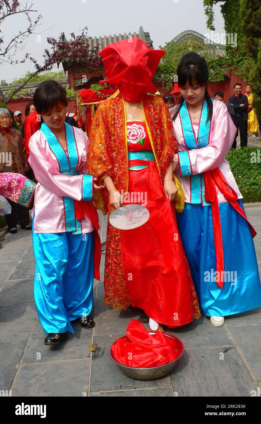 Chinese wedding customs hi-res stock photography and images - Alamy