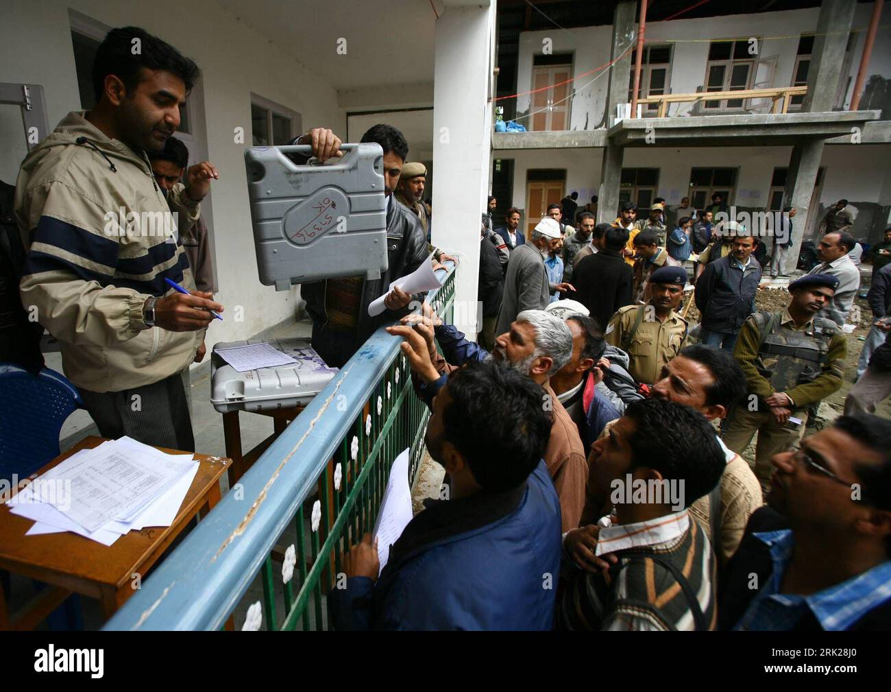 Electronic voting machines india hi-res stock photography and images ...