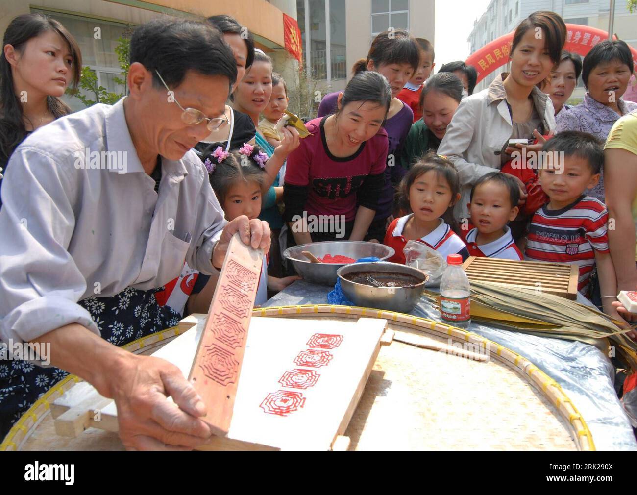 Old man making zongzi traditional hi-res stock photography and images ...
