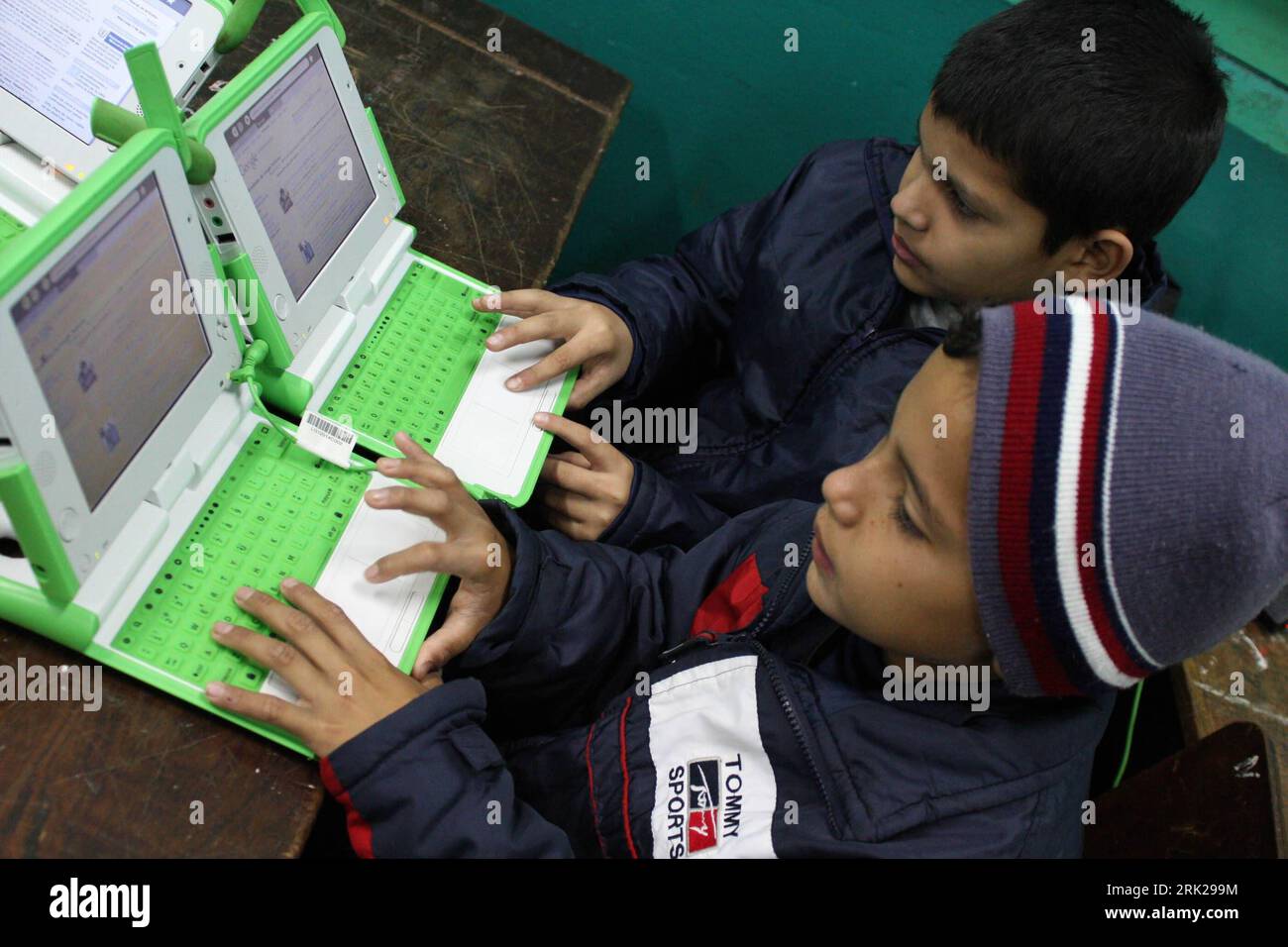 Schüler laptop hi-res stock photography and images - Alamy