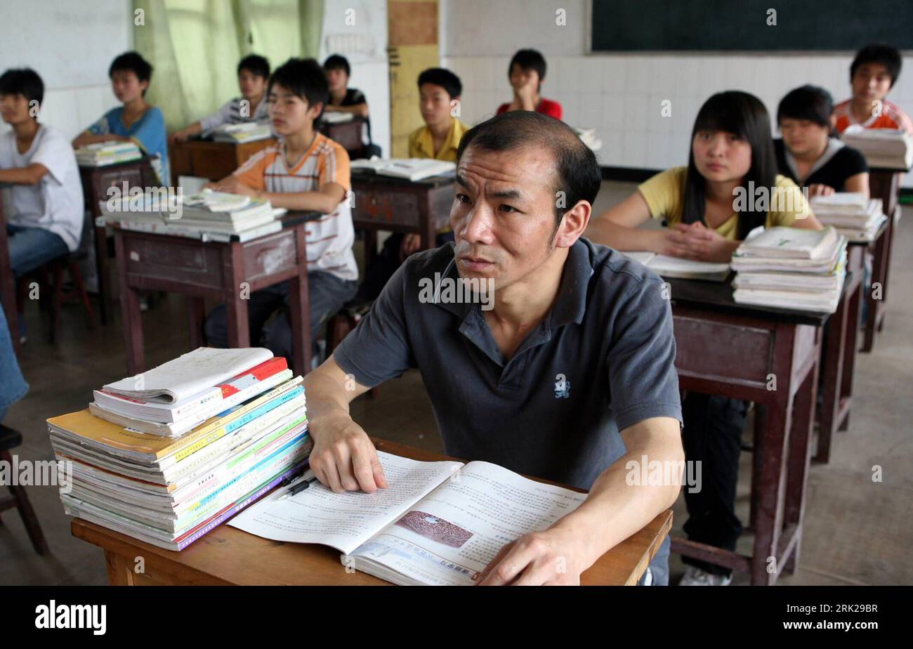 Elder and younger class hi-res stock photography and images - Alamy