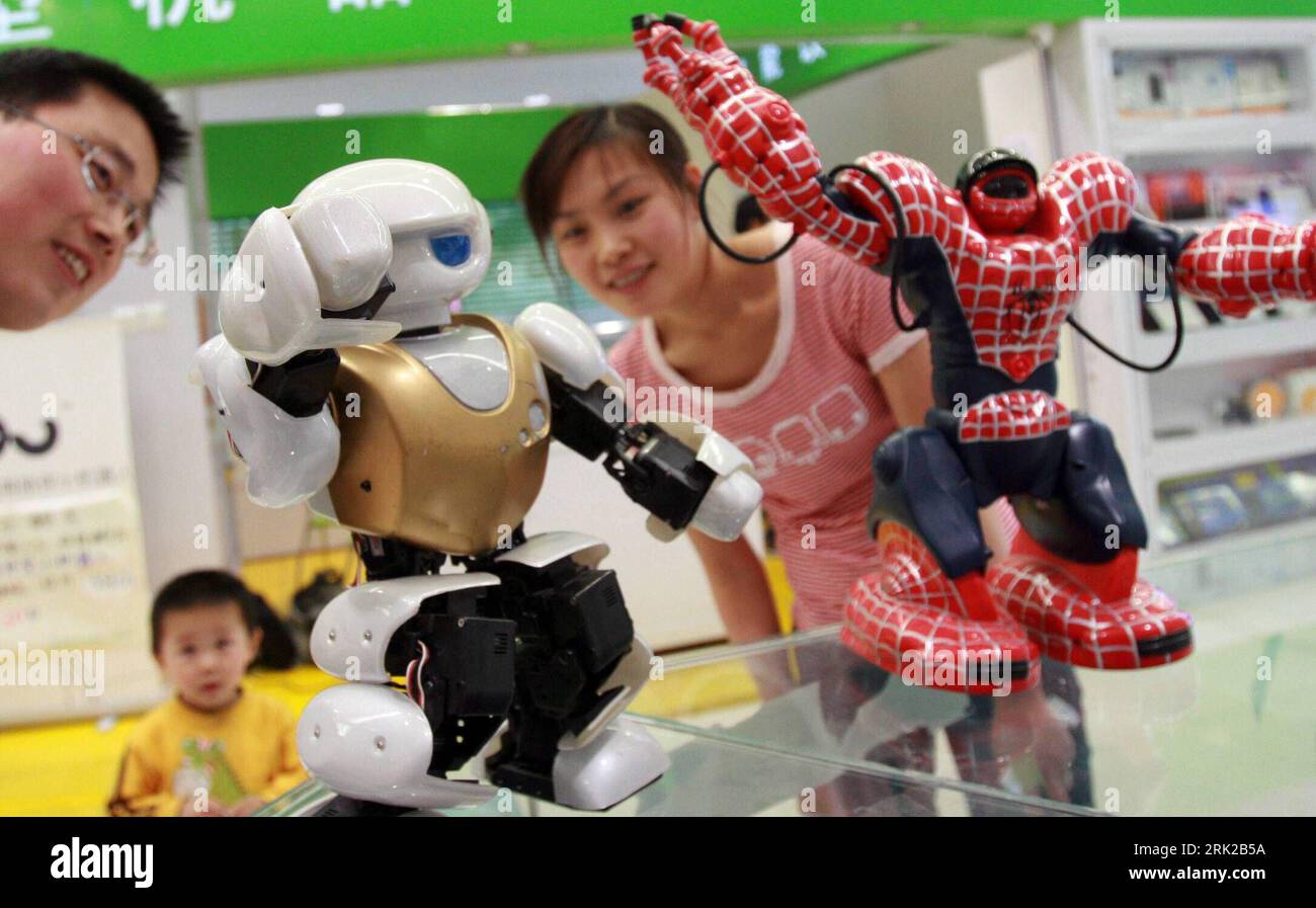 Robot shop hi-res stock photography and images - Alamy