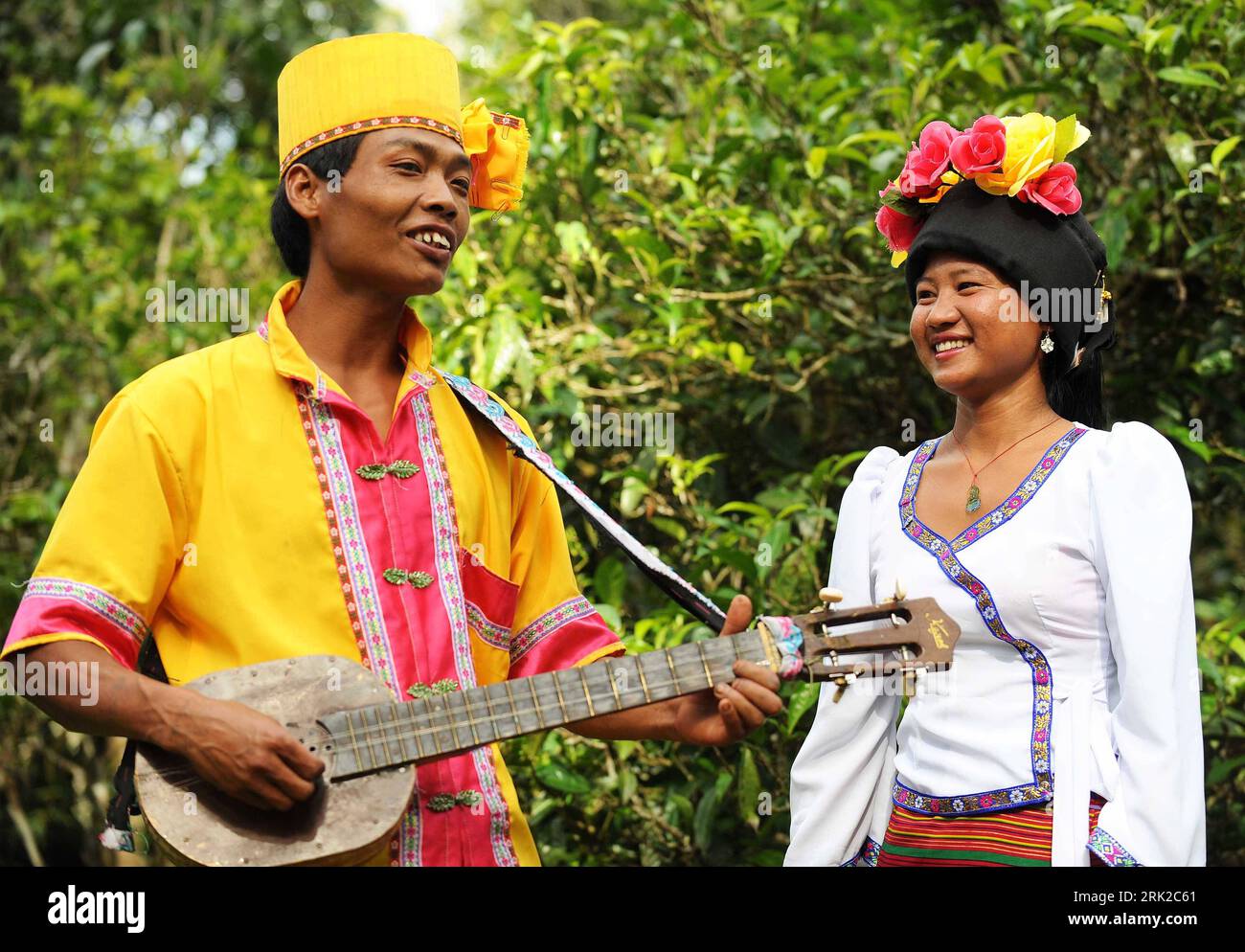 Blang people china hi-res stock photography and images - Alamy
