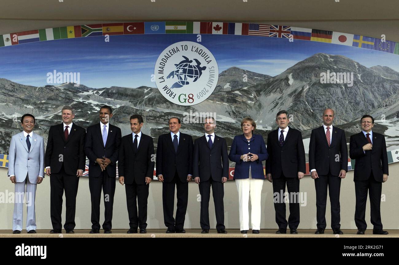 World leaders pose family photo hi-res stock photography and images - Alamy
