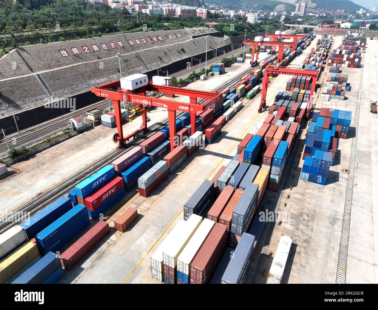 LIANYUNGANG, CHINA - AUGUST 24, 2023 - Large machinery loads containers ...