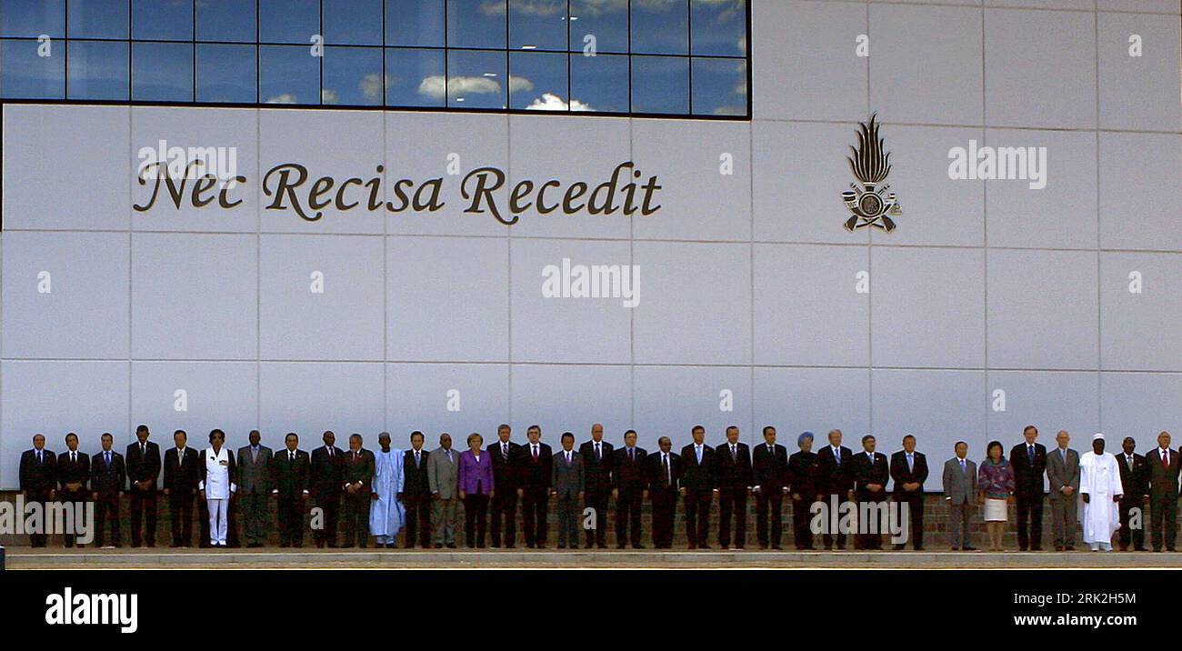 World leaders pose family photo hi-res stock photography and images - Alamy